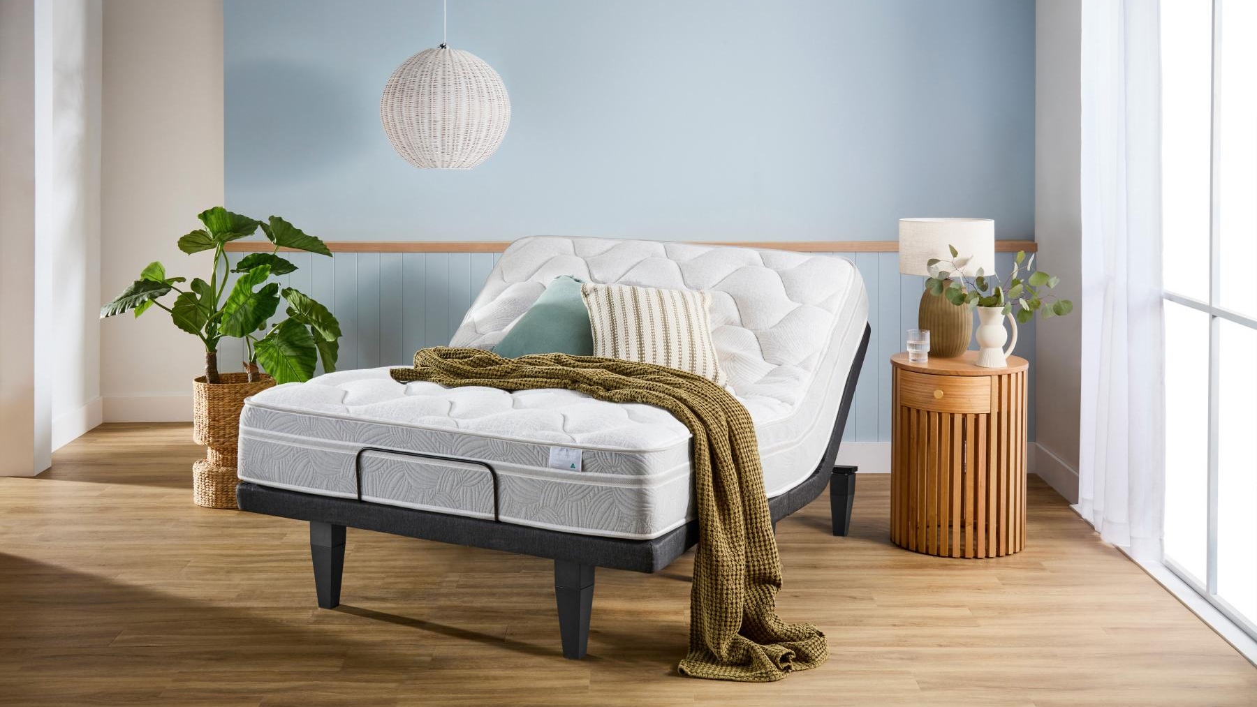Sleepmaker Delta Wave Adjustable Base + Lifestyle Delphine Medium ...